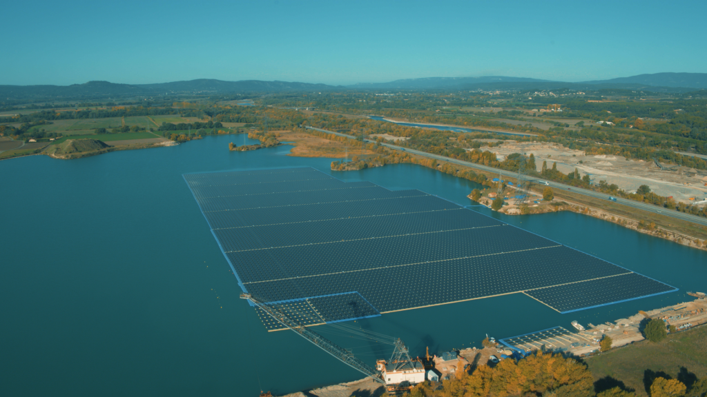 France: Quarry lake makes comeback as solar farm - Omexom
